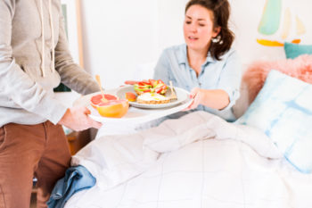 3 (Insanely Easy) Breakfast in Bed Ideas for a Low-Key Valentine's Day ...
