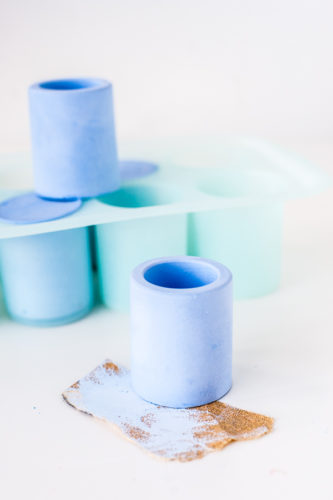 How to Color Plaster with a Secret Ingredient + DIY Mini Planters