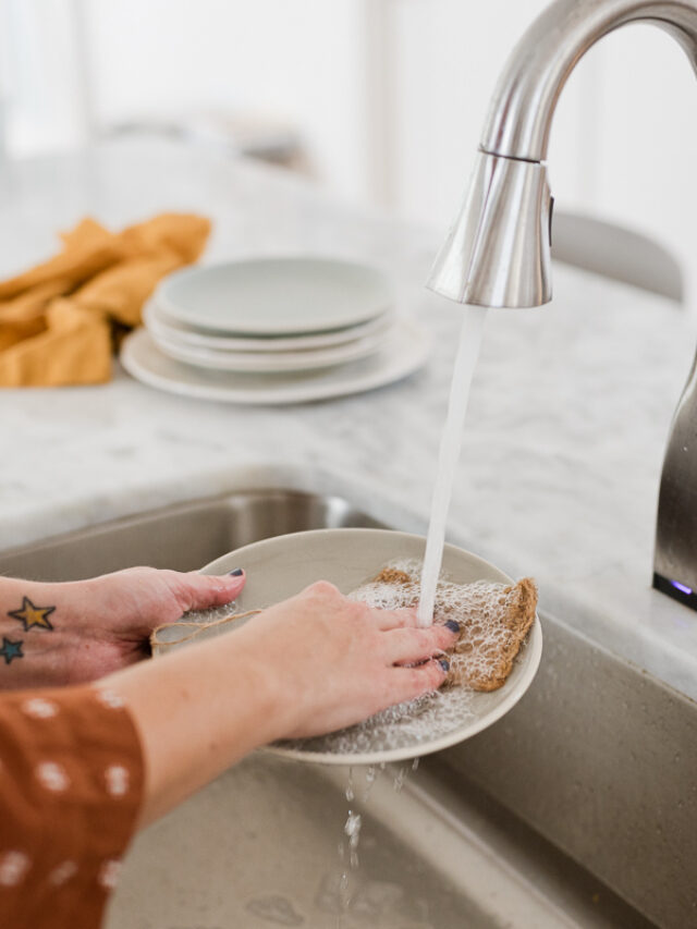 MAKE YOUR OWN ECO-FRIENDLY REUSABLE DISH SCRUBBER STORY - Paper and Stitch
